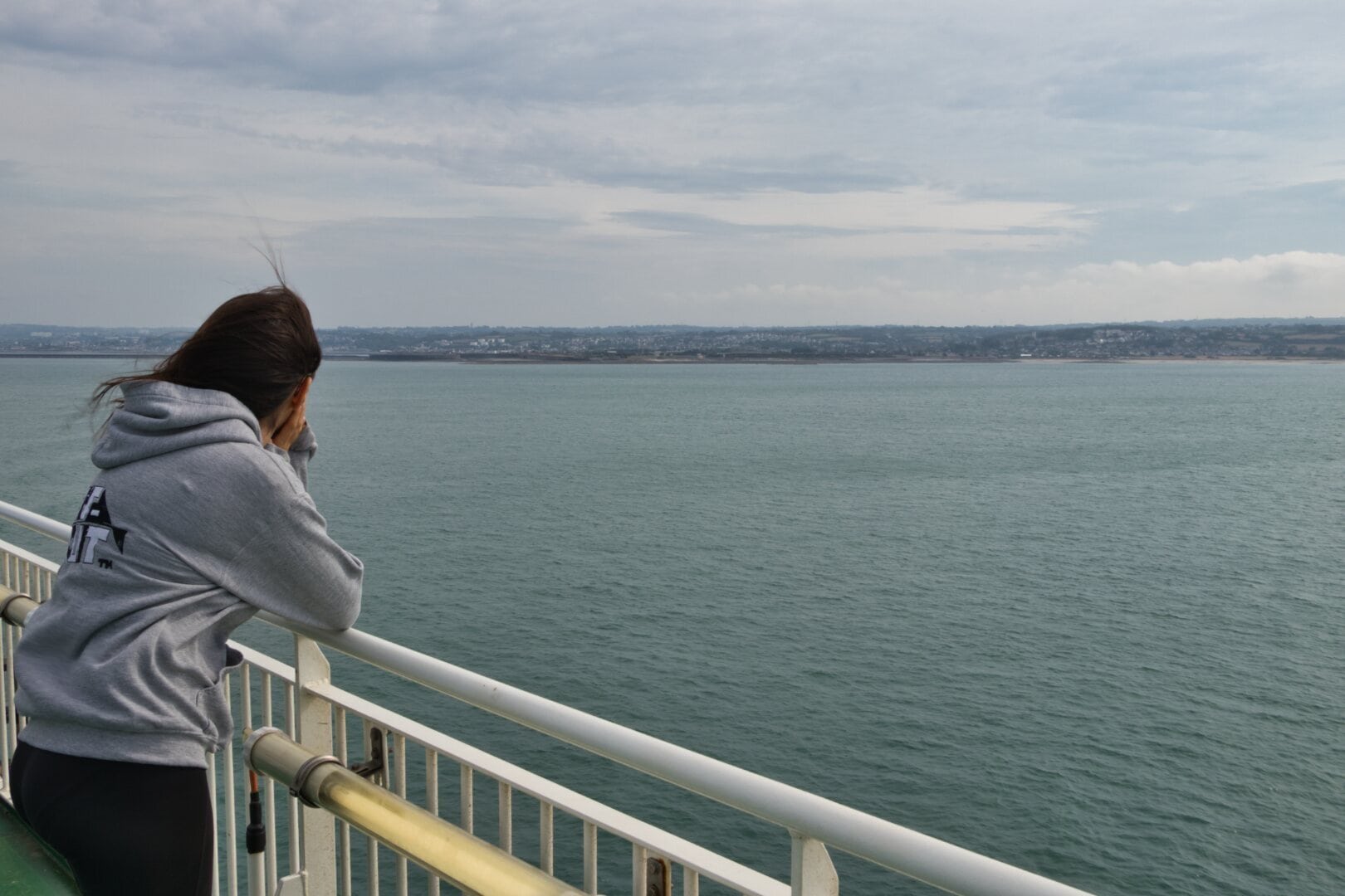 Ferry vs avion : qui perd sur le niveau de pollution